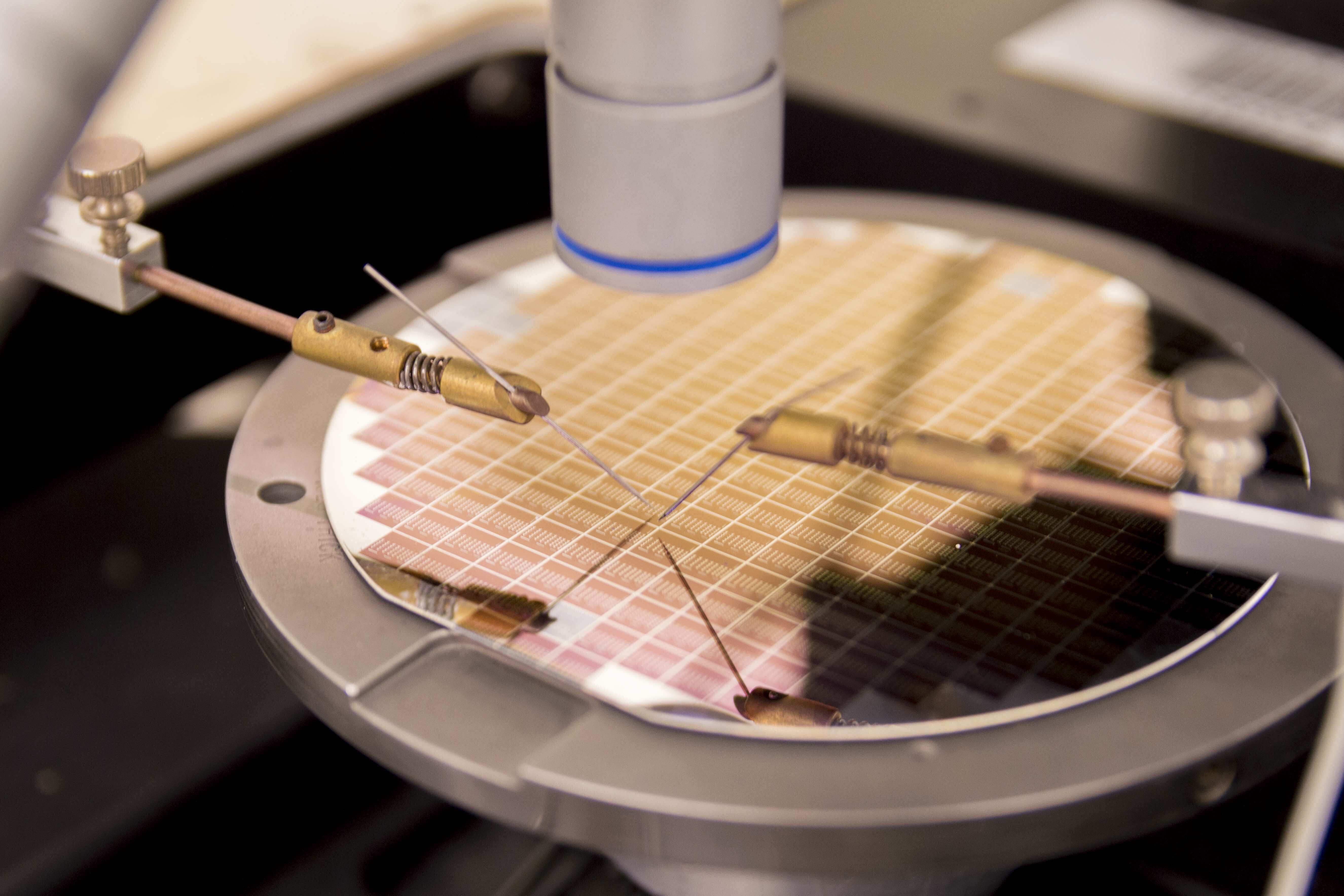 SiSiC plates for semiconductor machines